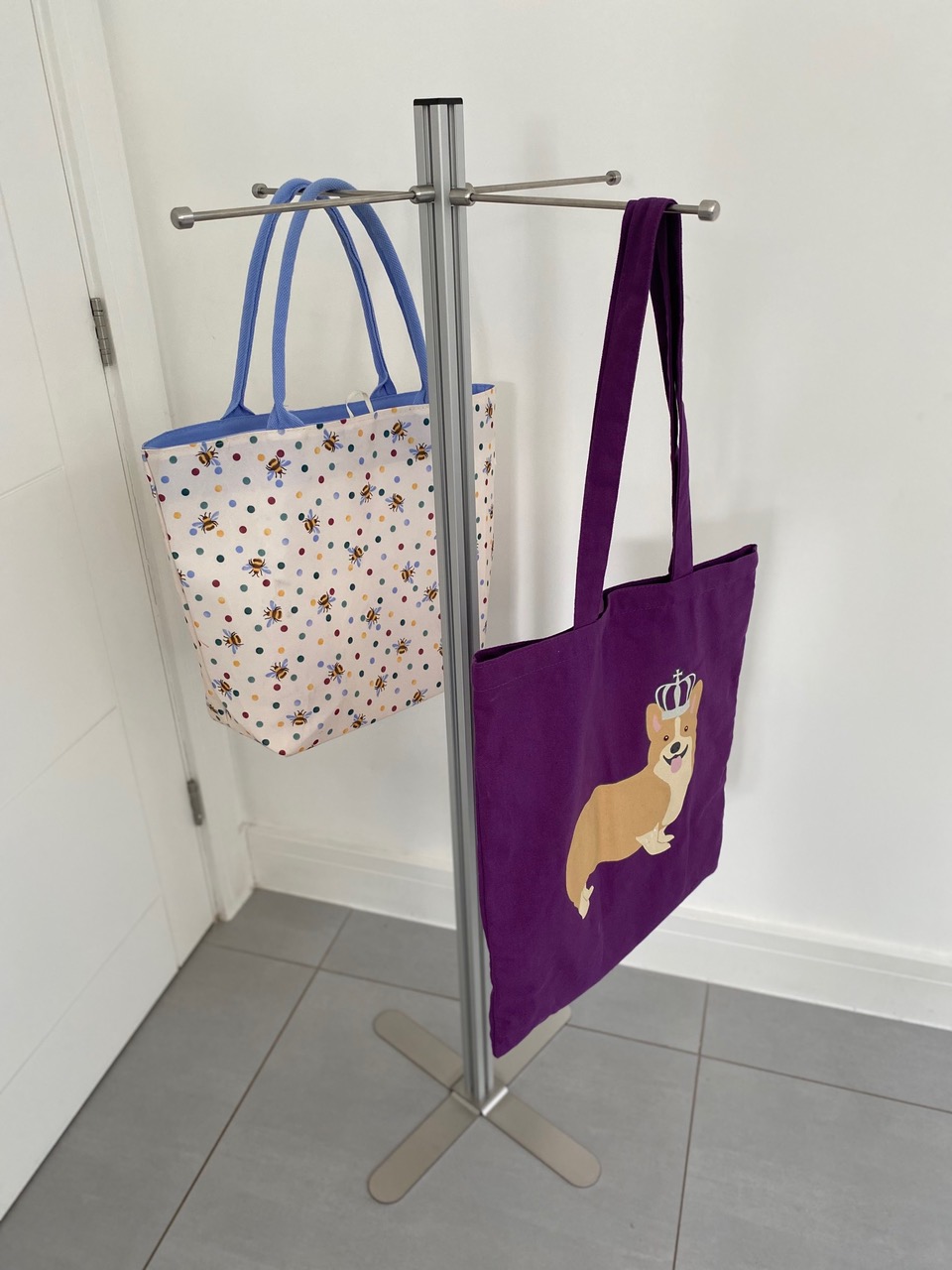 VF2C: Carrier bag stands in carry cases